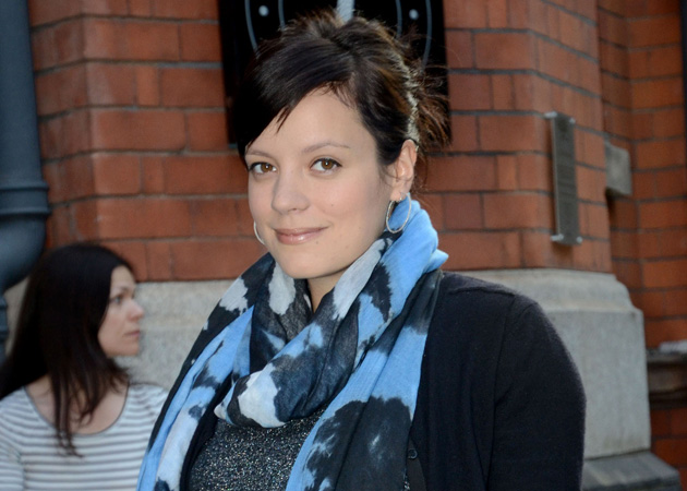 Lily Allen je nebezpečná, dostrelí na tri metre. Mlieko zo svojich ...